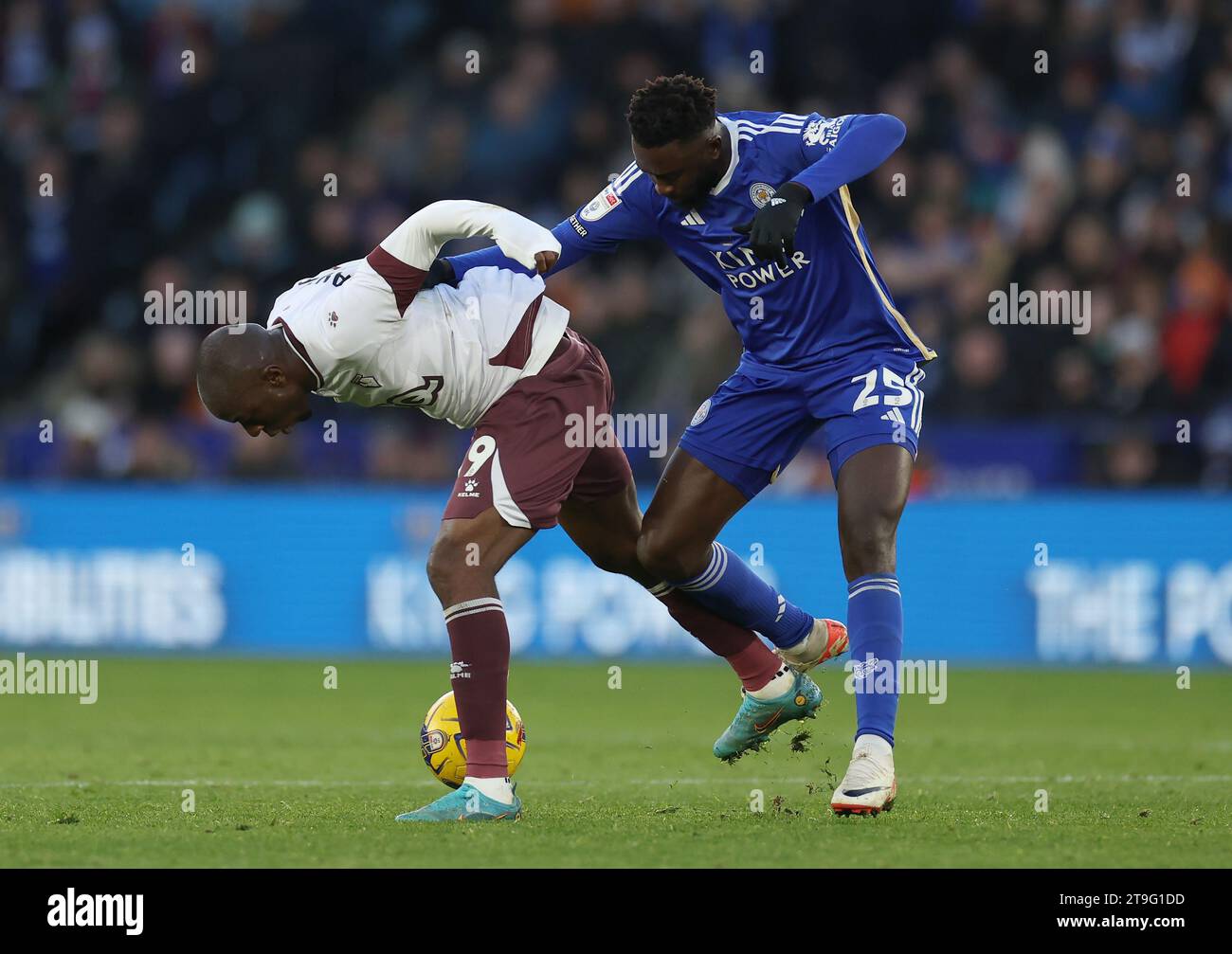 Watfords Edo Kayembe (links) und Wilfred Ndidi aus Leicester City ...