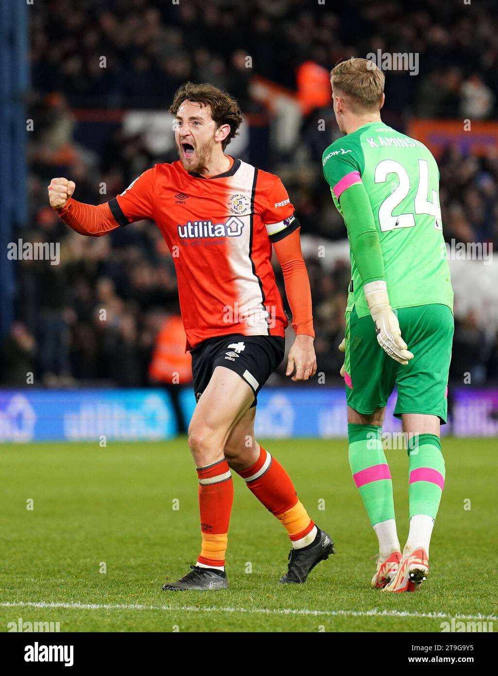 Tom Lockyer von Luton Town feiert den Sieg nach dem Spiel der Premier League in der Kenilworth ...
