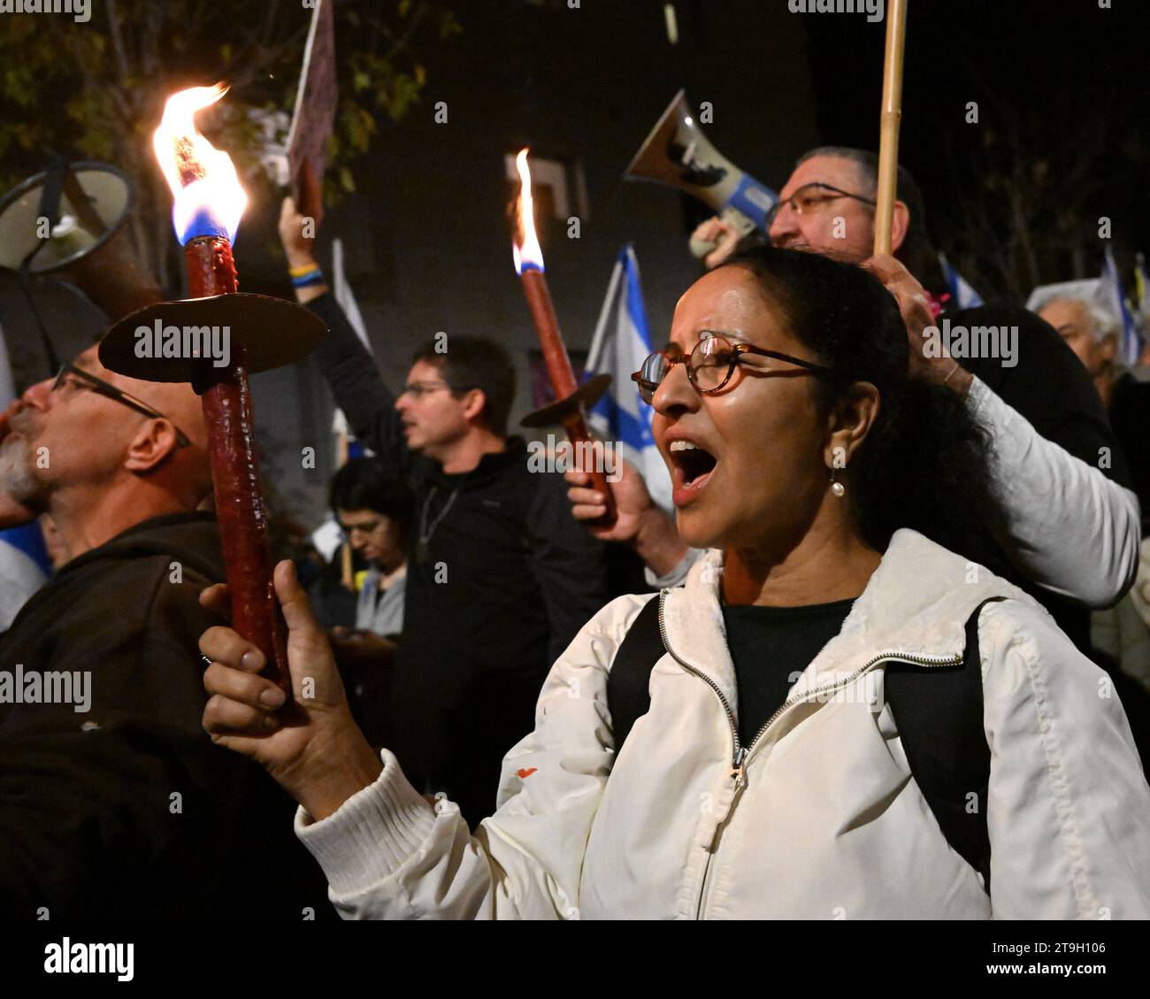 Jerusalem, Israel. November 2023. Die Israelis halten Plakate und rufen ...