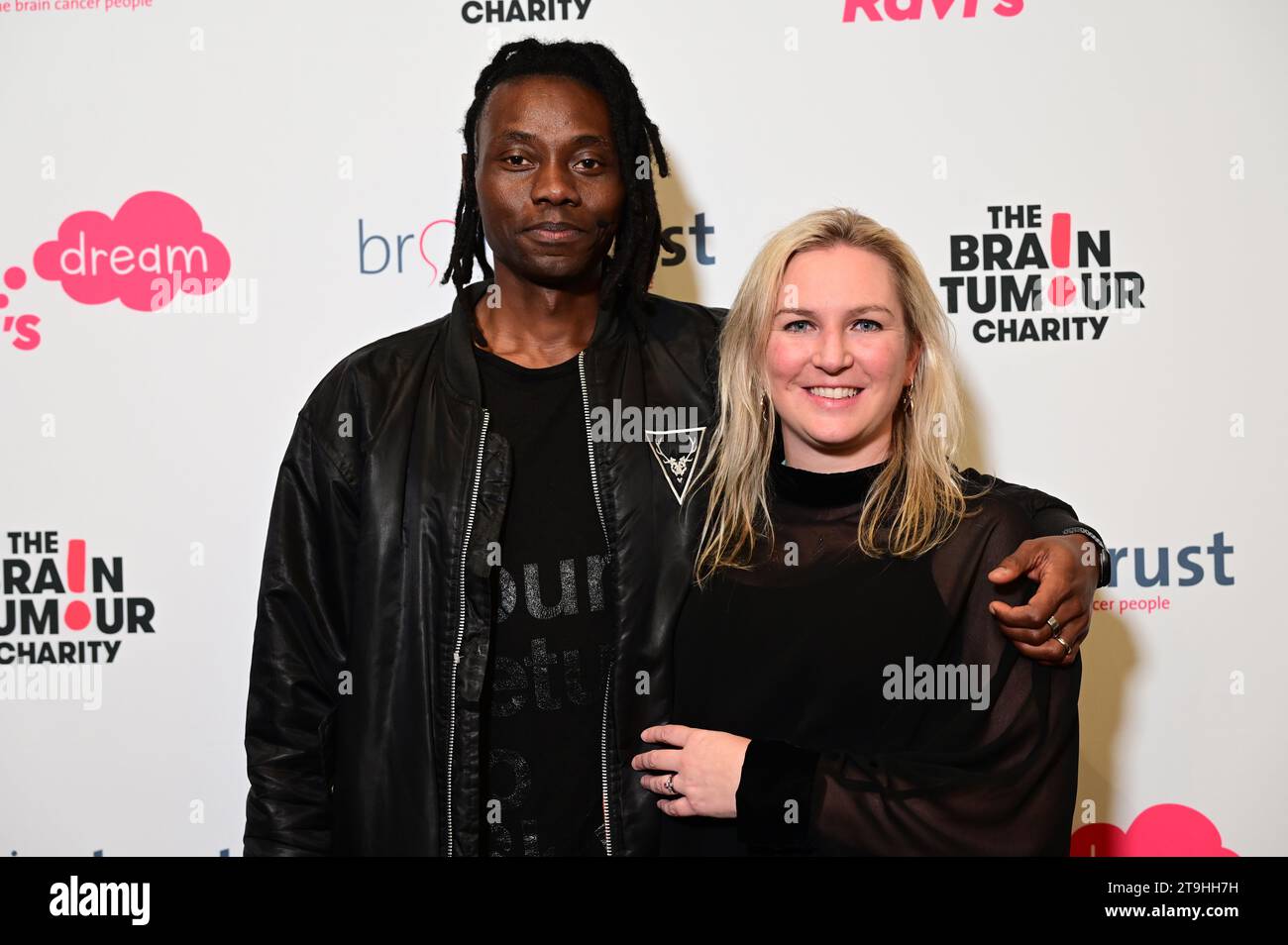 Studio Society, London, Großbritannien. November 253 2023. Olugbenga Adelekan und Ehefrau Bethan ...