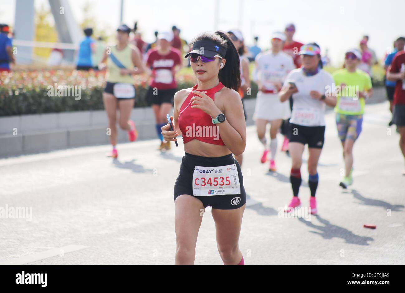 SHANGHAI, CHINA - 26. NOVEMBER 2023 - Läufer treten beim Shanghai ...