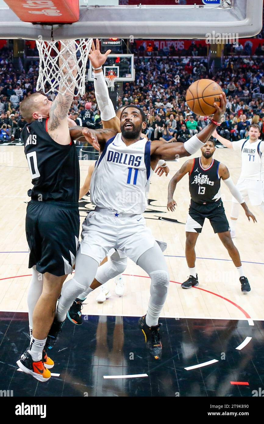 Los Angeles, USA. November 2023. Kyrie Irving (Front R) von Dallas ...