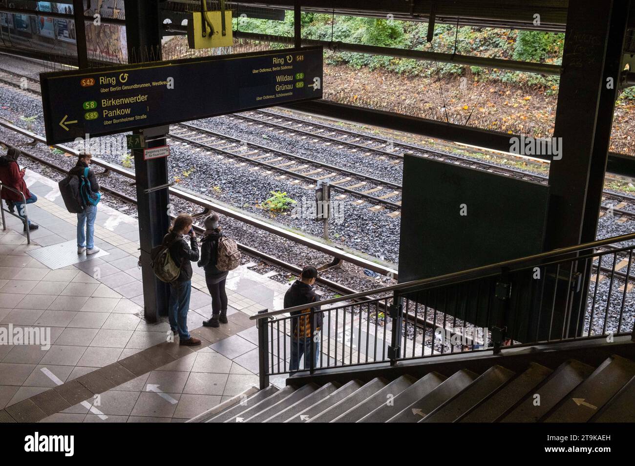 nur wenige Fahrgäste warten auf dem leeren Berliner S-Bahnhof ...