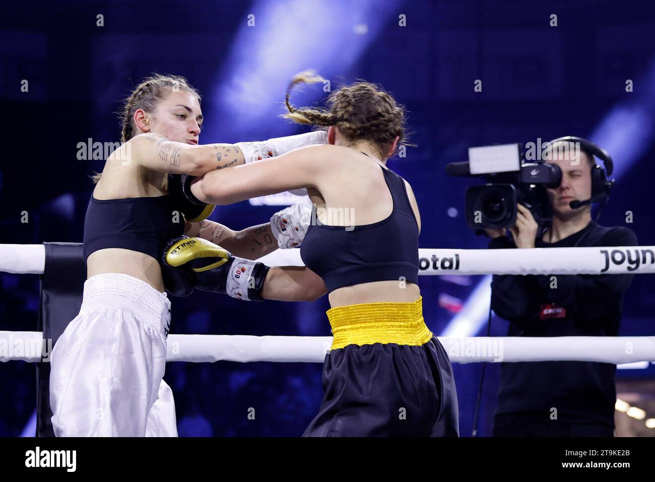 Influencerin Tina Neumann und Streamerin Regina Hixt bei The Great ...