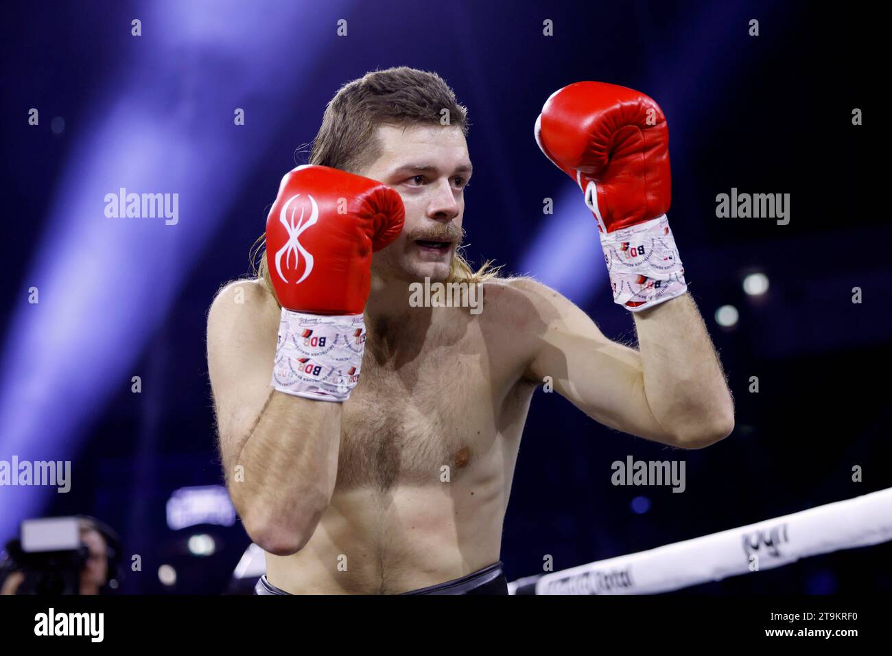 Streamer Jan Schlappen Jan lange bei The Great Fight Night 2 übertragen von Joyn im Düsseldorfer ...