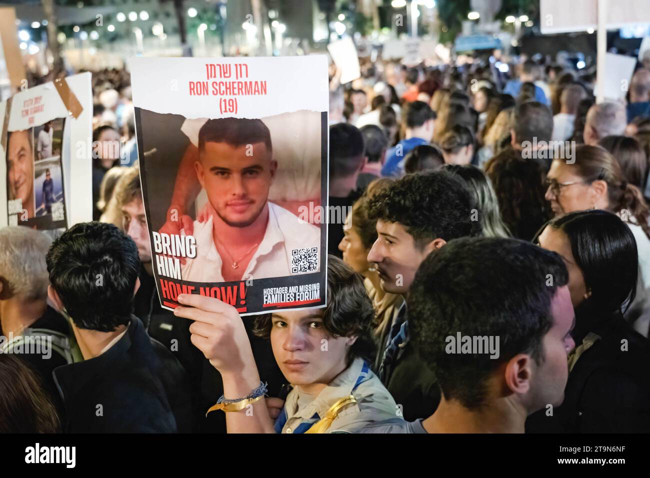 Ein Demonstrant hält ein Poster mit dem Geisel Ron Scherman, 19 Jahre ...