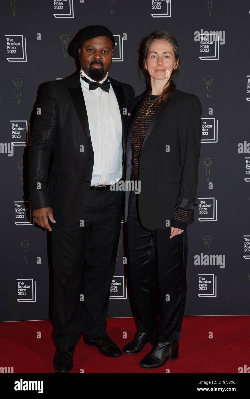 Sir Ben Okri und der Gast kommen zur Bekanntgabe des Preisträgers des ...