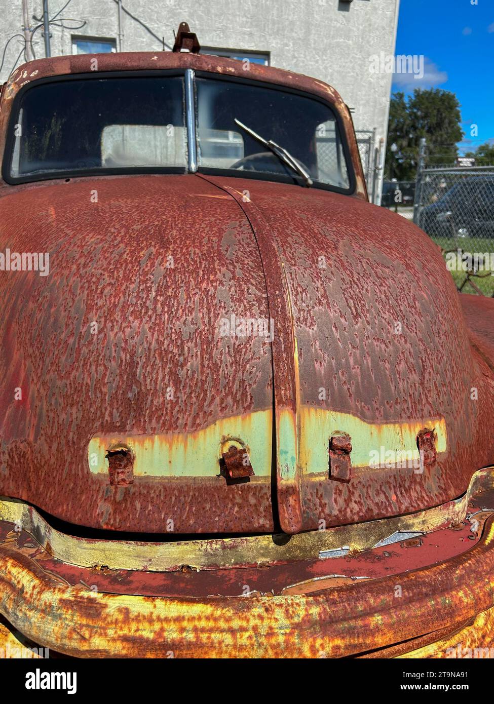 Rostiger autogrill -Fotos und -Bildmaterial in hoher Auflösung – Alamy