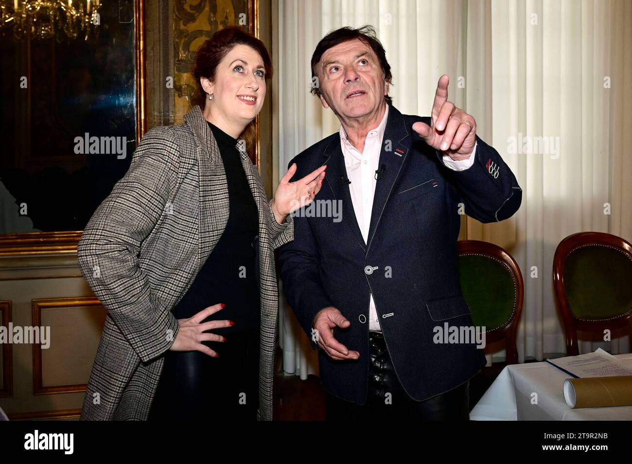 Pavel Travnicek mit Ehefrau Monika Travnickova bei einer Lesung und ...