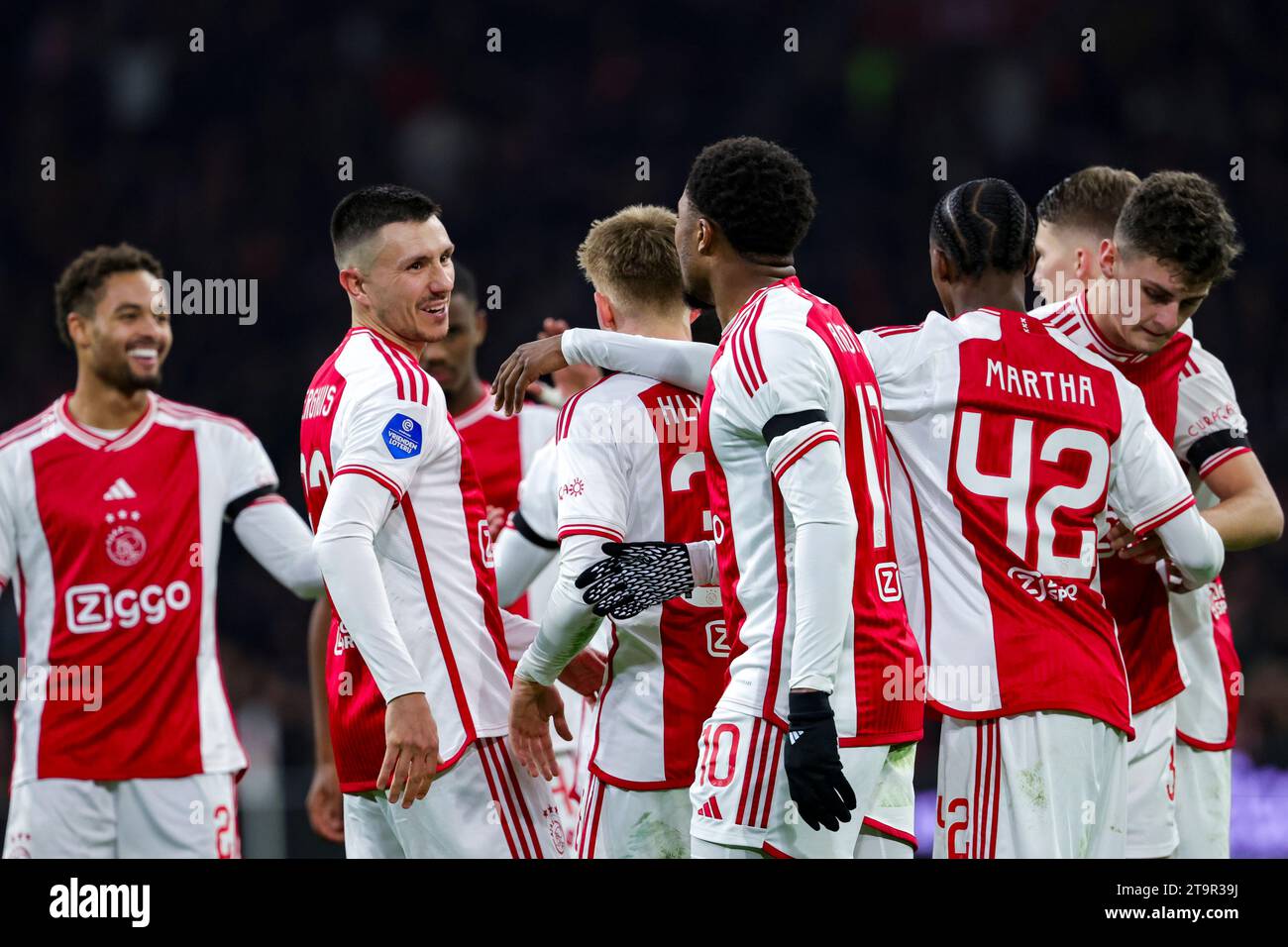 AMSTERDAM, NIEDERLANDE - 25. NOVEMBER: Spieler von Ajax feiern das ...