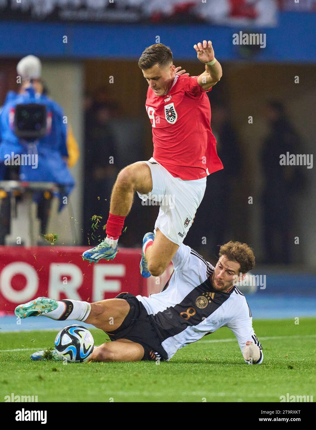 Christoph Baumgartner, AUT 19 wetteifern um den Ball, Tackling, Duell ...