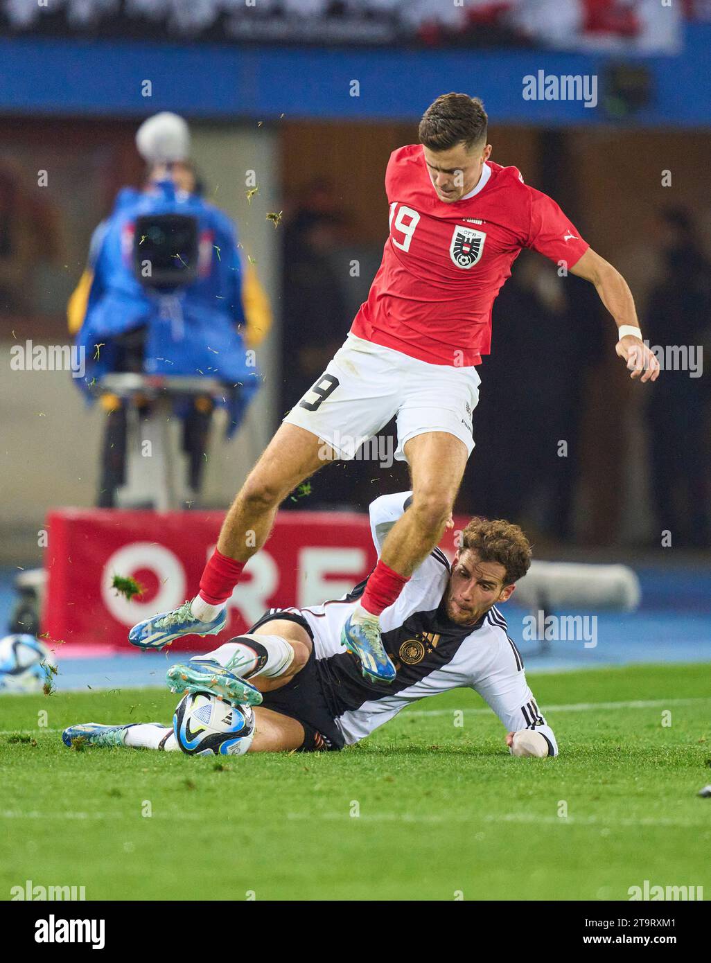 Christoph Baumgartner, AUT 19 wetteifern um den Ball, Tackling, Duell ...