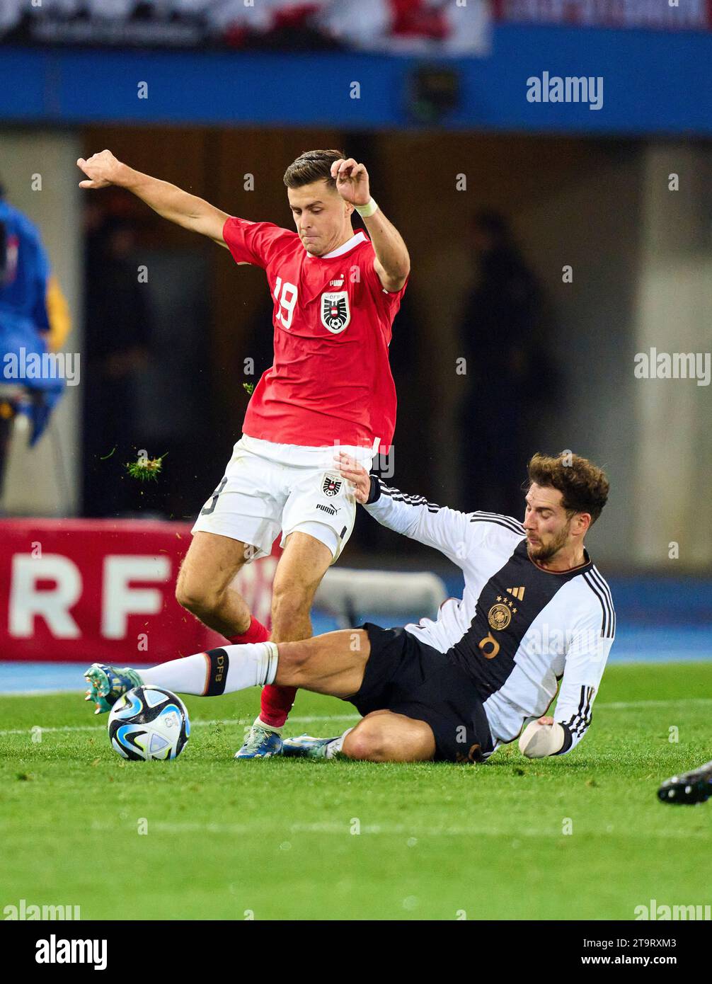 Christoph Baumgartner, AUT 19 wetteifern um den Ball, Tackling, Duell ...