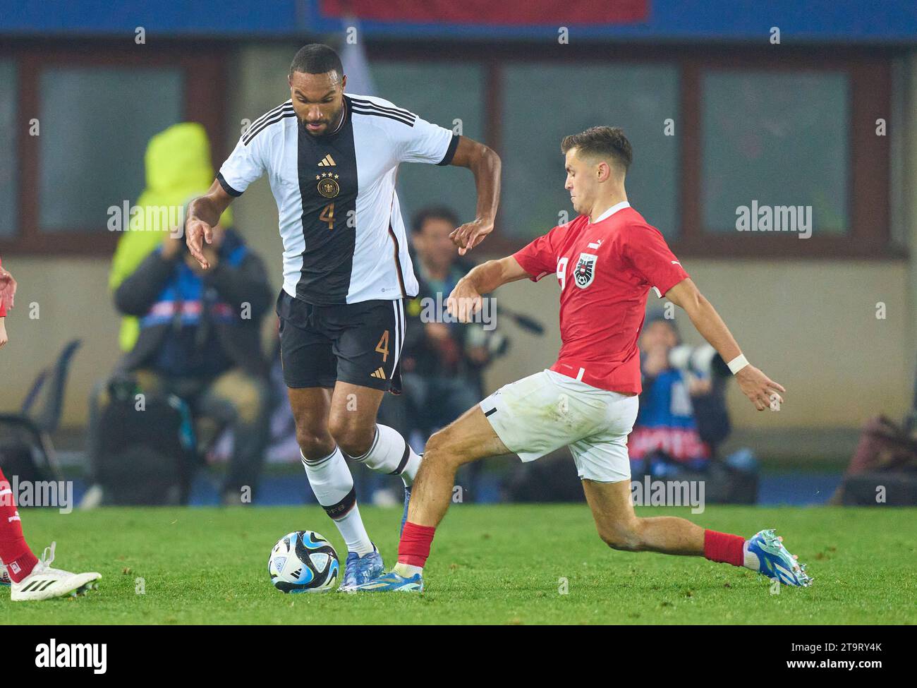 Jonathan Tah, DFB 4 tritt um den Ball, Tackling, Duell, Header ...