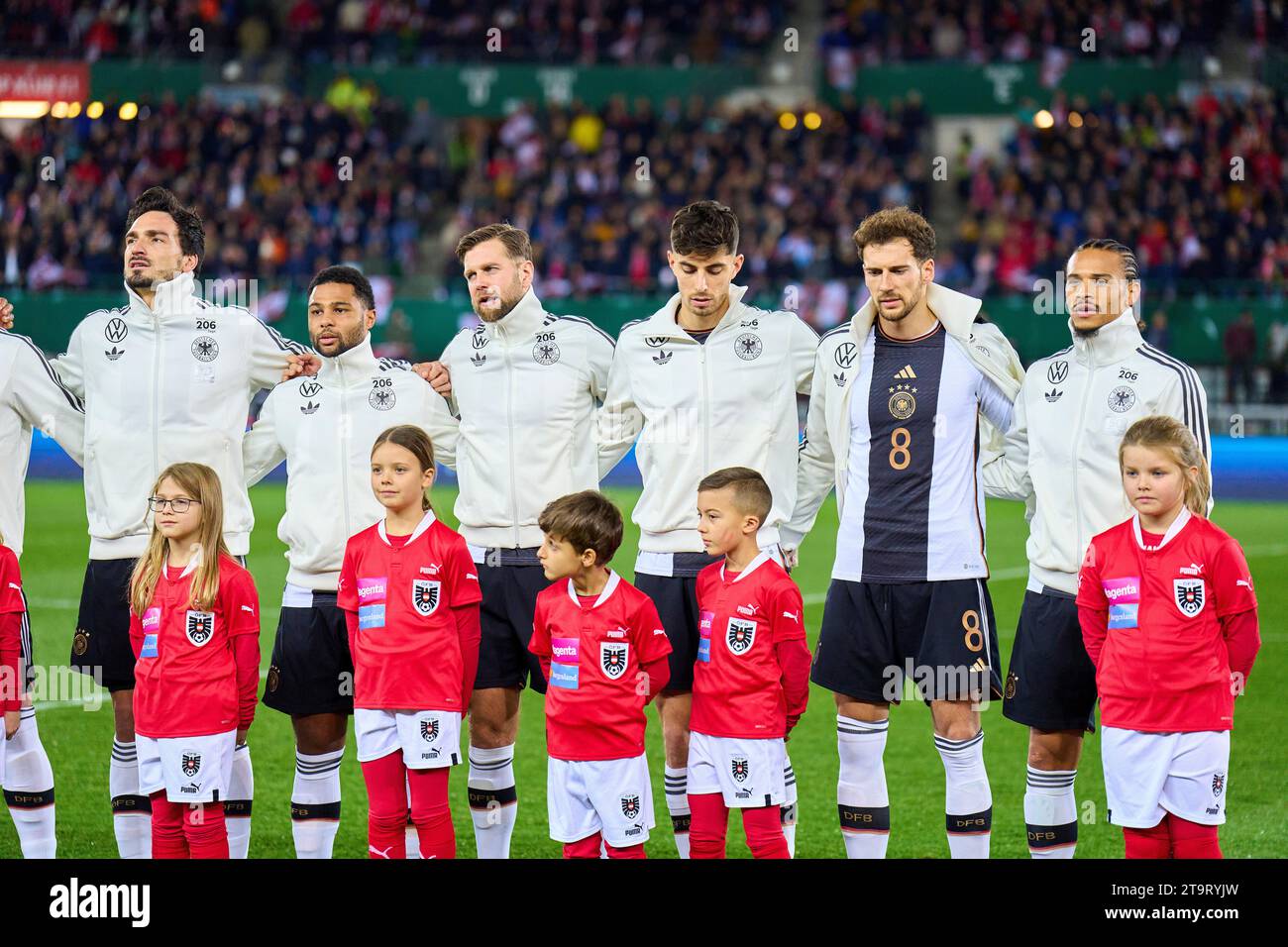 DFB-Team bei Hymne, Ilkay Gündogan, DFB 21 Kevin Trapp, DFB 12, Antonio ...