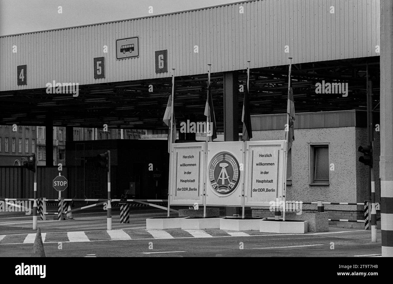 Kontrollpunkt DDR, Berlin, 22.5,1990, am DDR Grenzübergang am Check ...