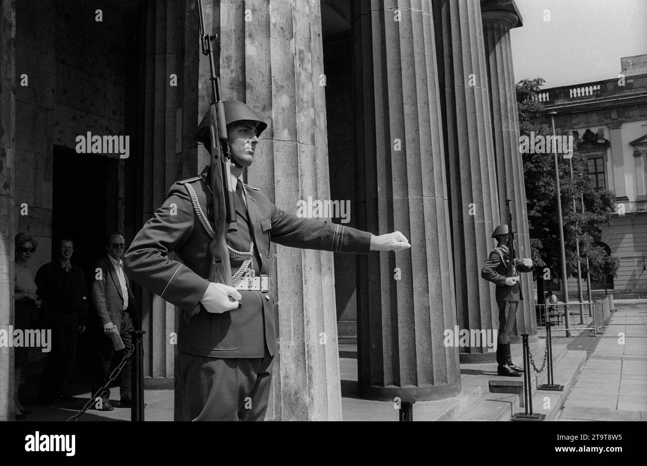 NVA Wachregiment DDR, Berlin, 23.5,1990, Soldat der Ehrenwache der NVA ...