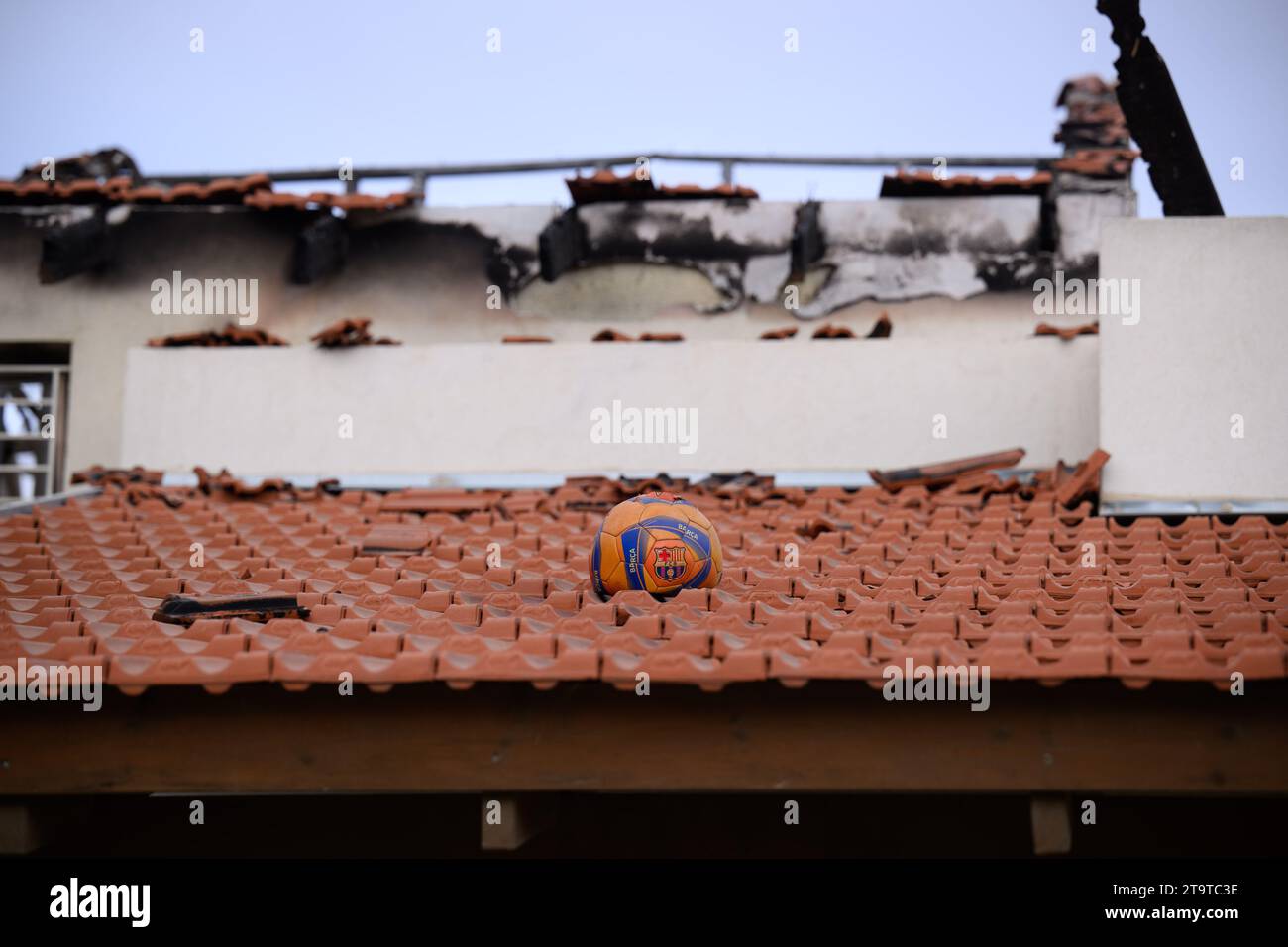 Beeri, Israel. November 2023. Ein Ball liegt auf der Veranda eines ...
