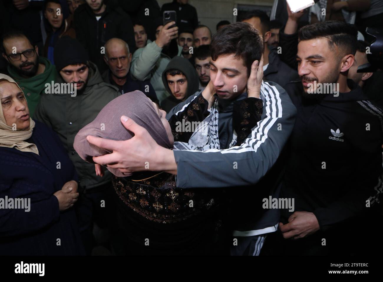 Der palästinensische Gefangene Khalil Zama umarmt einen Verwandten, nachdem er im Austausch für ...