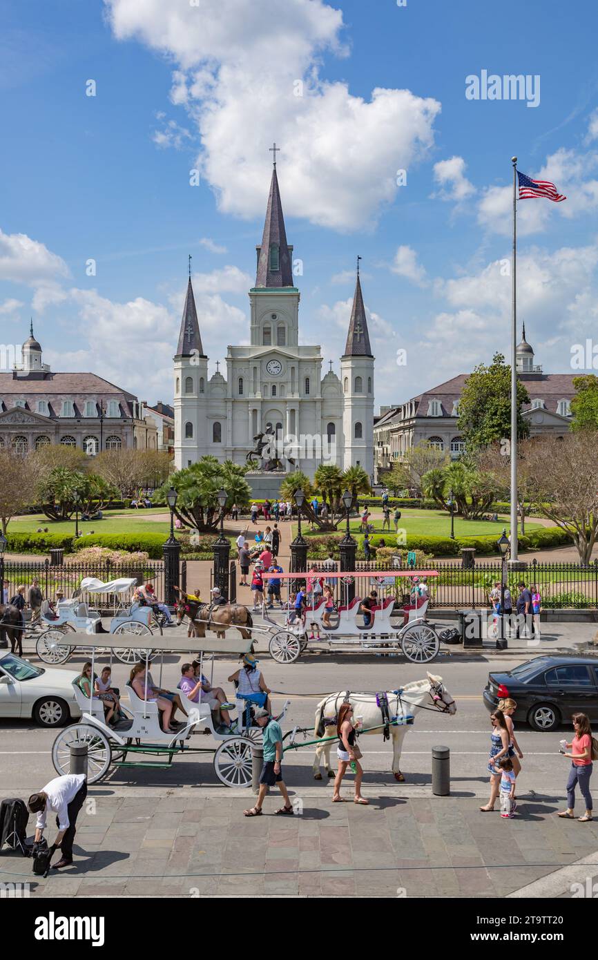 Pferde- und Kutschenhändler stehen auf der Decatur Street vor dem ...