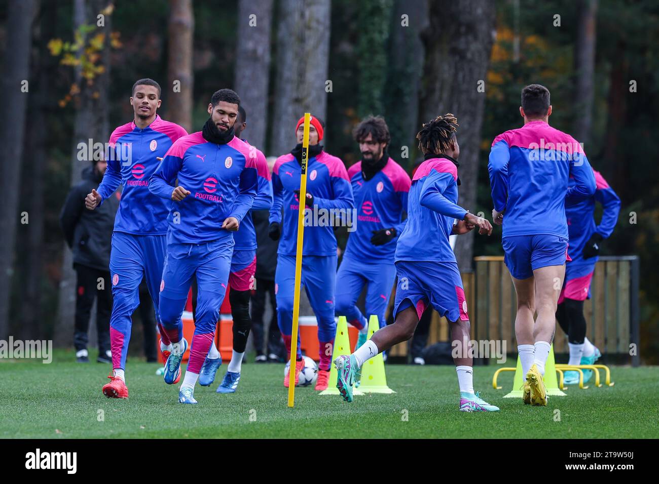 Carnago, Italien. November 2023. Ruben Loftus-cheek vom AC Milan wärmt ...