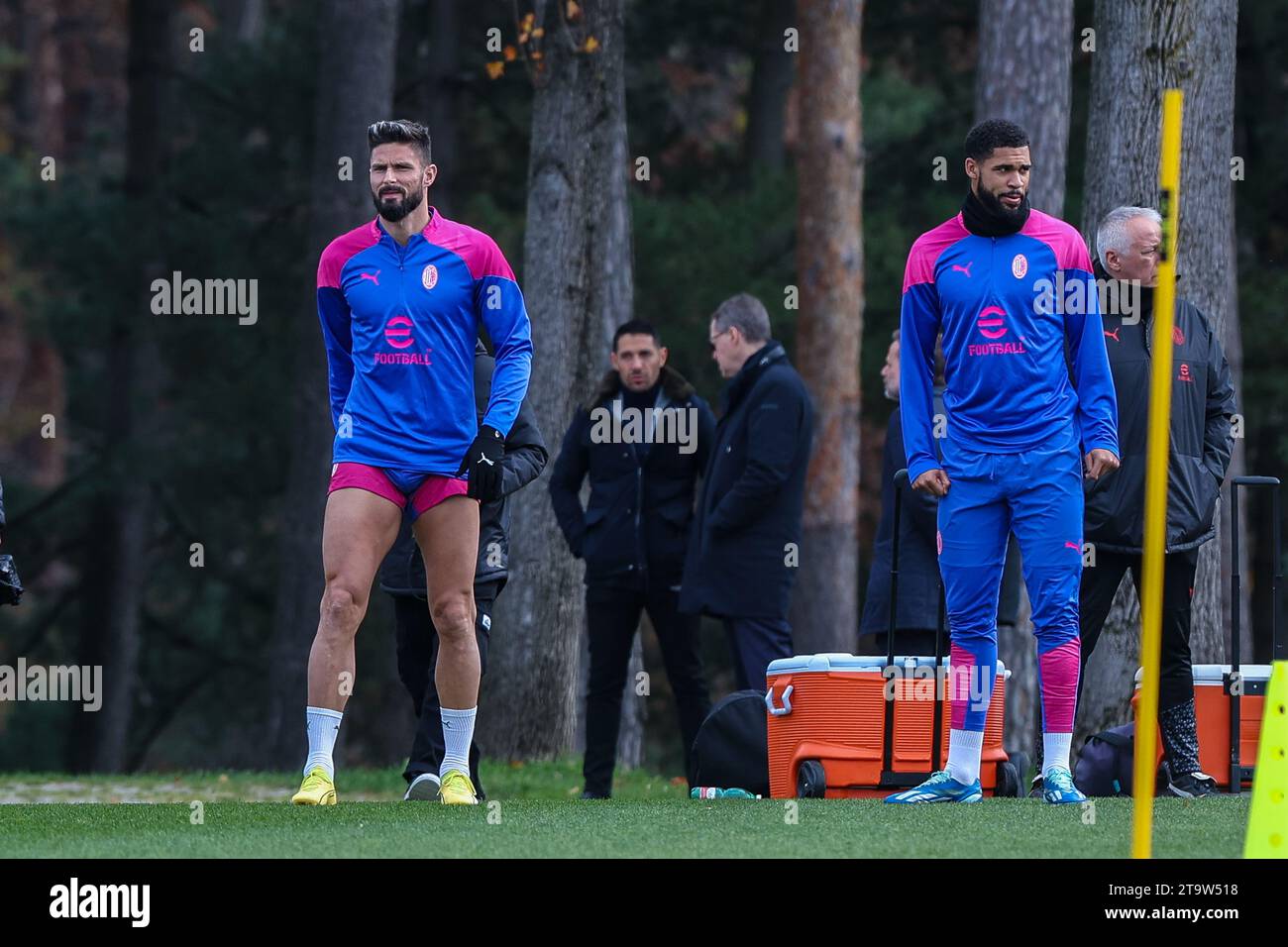 Carnago, Italien. November 2023. Olivier Giroud vom AC Milan (L) und ...