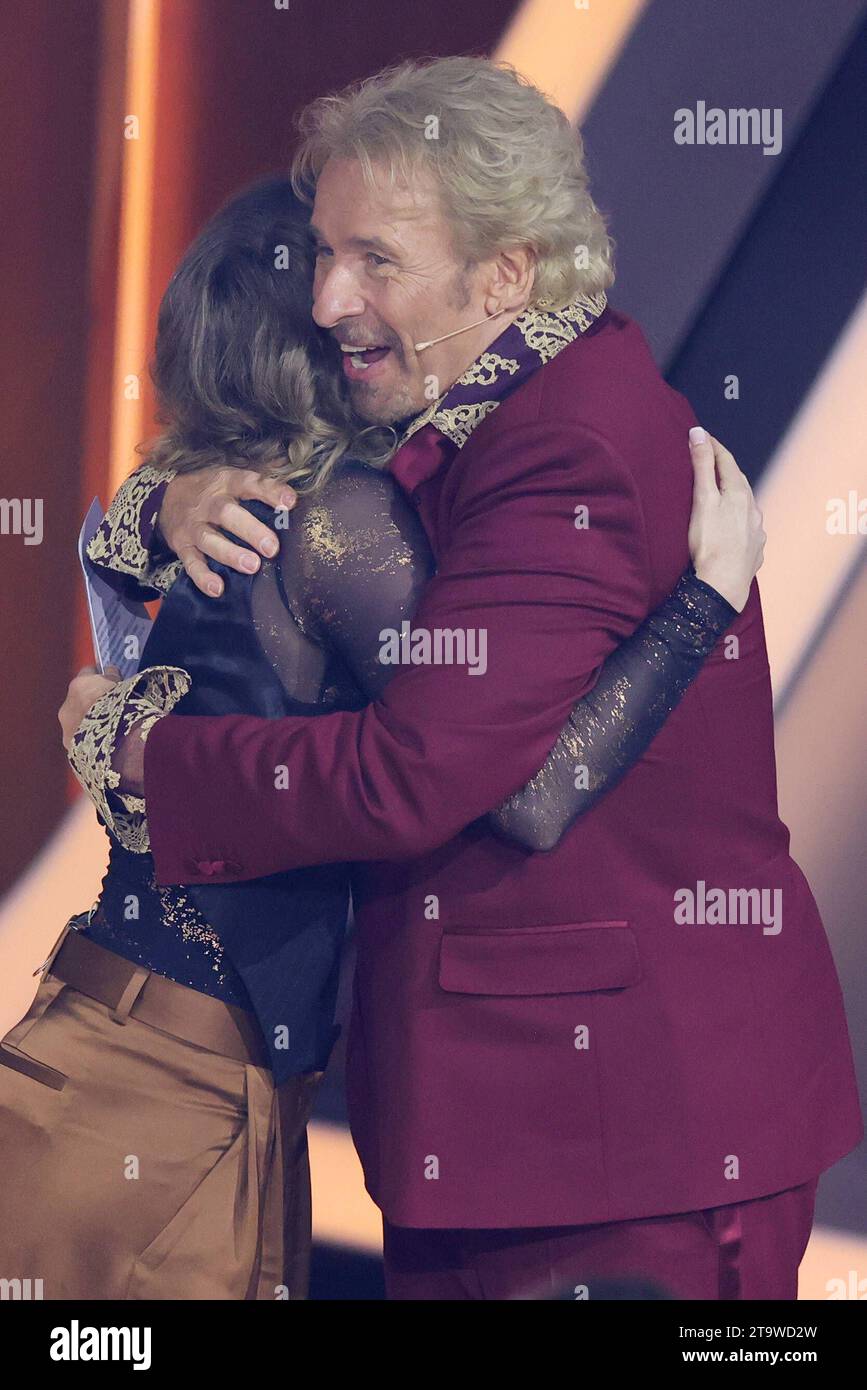 ZDF-Unterhaltungsshow Wetten dass. - Live aus Offenburg Moderator Thomas Gottschalk umarmt ...