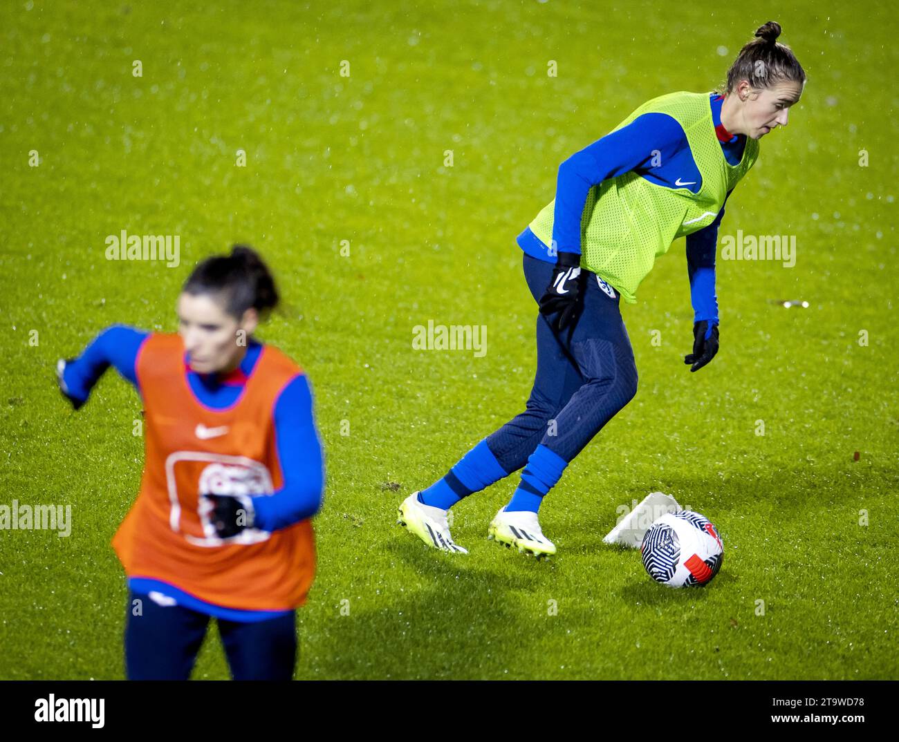 ZEIST - Dominique Janssen und Vivianne Miedema während eines Trainings ...