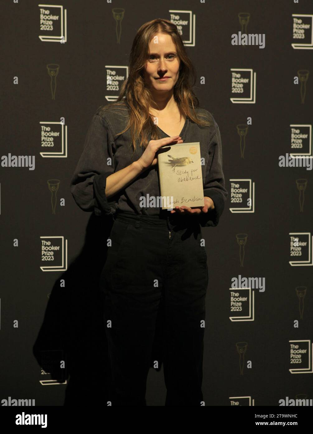 London, Großbritannien. Sarah Bernstein posiert mit ihrem Roman Study ...