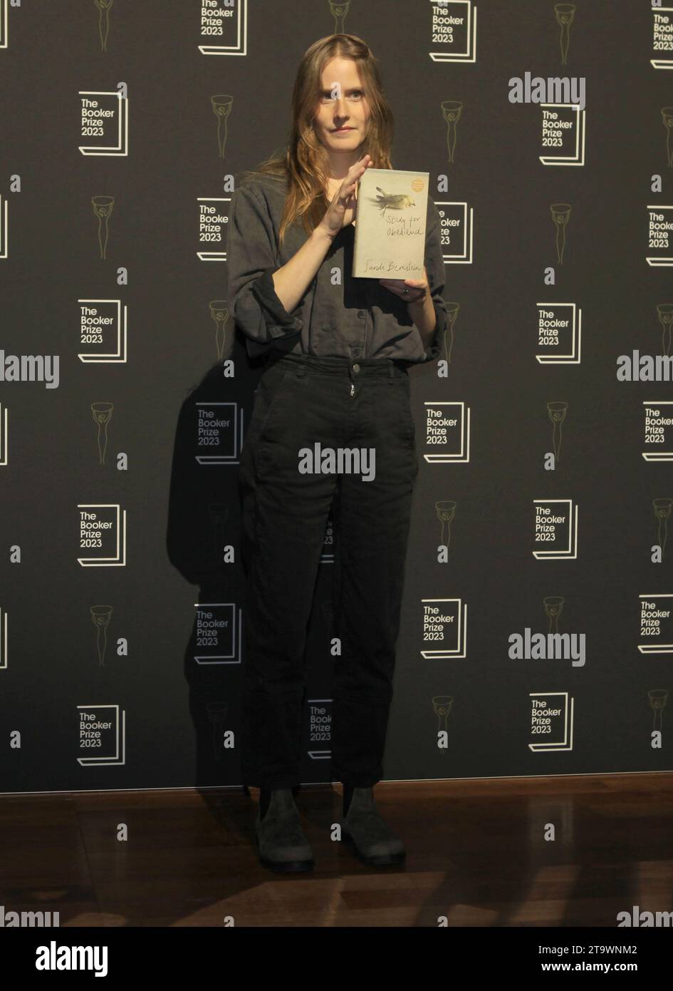 London, Großbritannien. Sarah Bernstein posiert mit ihrem Roman Study ...