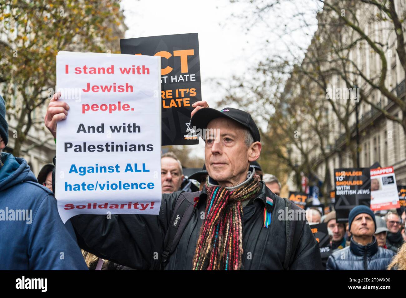 Peter Tatchell beim Marsch gegen den Antisemitismus protestieren ... Peter Tatchell beim Marsch gegen den Antisemitismus protestieren ...