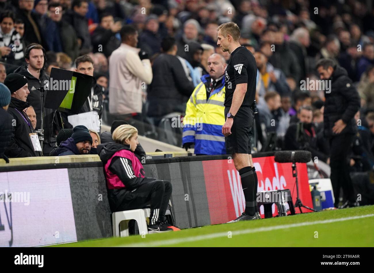 Schiedsrichter Michael Salisbury prüft den VAR auf einen Strafstoß ...