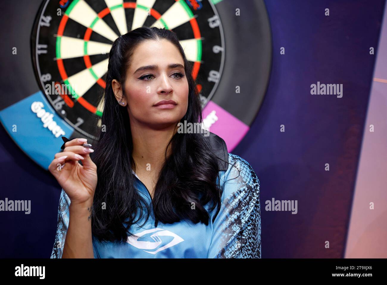 Moderatorin Amira Pocher/Austrian Powers bei der Promi-Darts-WM 2023 im ...