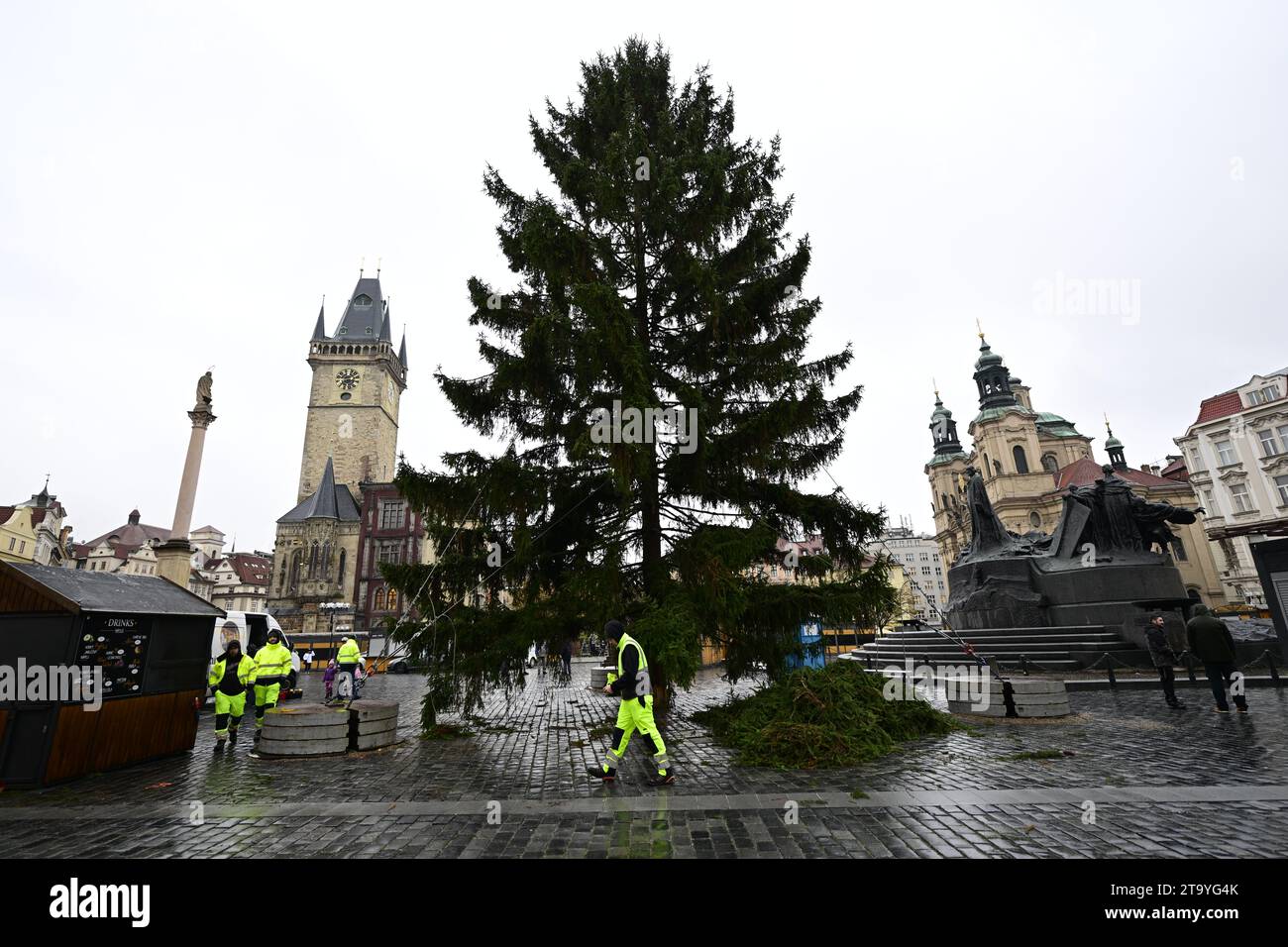 Prag, Tschechische Republik. November 2023. Der Weihnachtsbaum wurde am ...