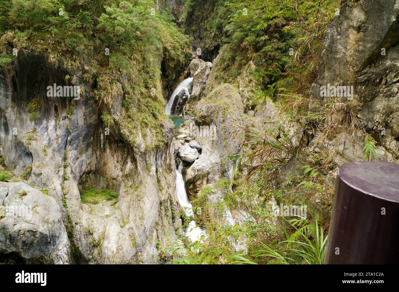 Wasserfall zwischen moos und steinen -Fotos und -Bildmaterial in hoher ...