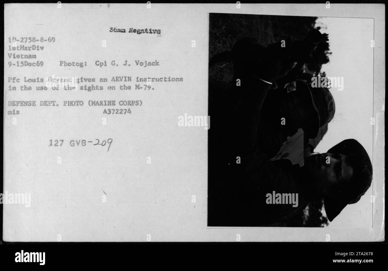PFE Louis Bryant gibt einem ARVIN-Soldaten Anweisungen, wie man die ...