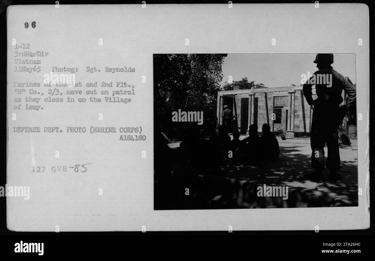 Marinekorps-Truppen der 3. MarDiv patrouillieren am 11. Mai 1965 in ...