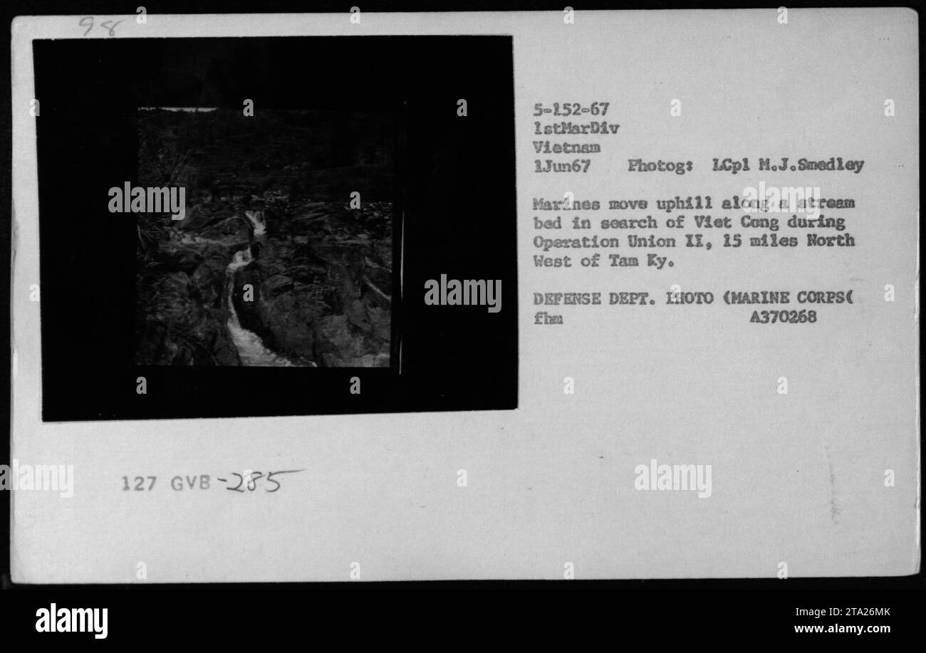Marines der 1. Marine-Division bewegen sich während der Operation Union ...