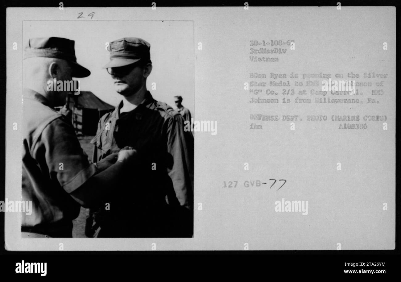 Vizepräsident Hubert Humphrey verleiht Marine NS C.B. Johnson von 'G ...