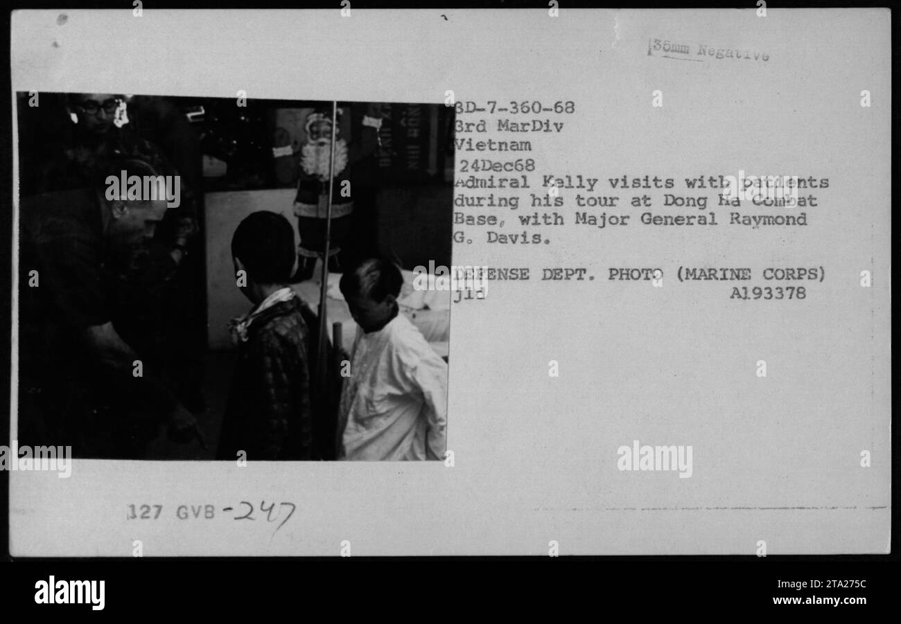 Admiral Kelly (rechts) besucht am 24. Dezember 1968 die Kampfbasis Dong ...