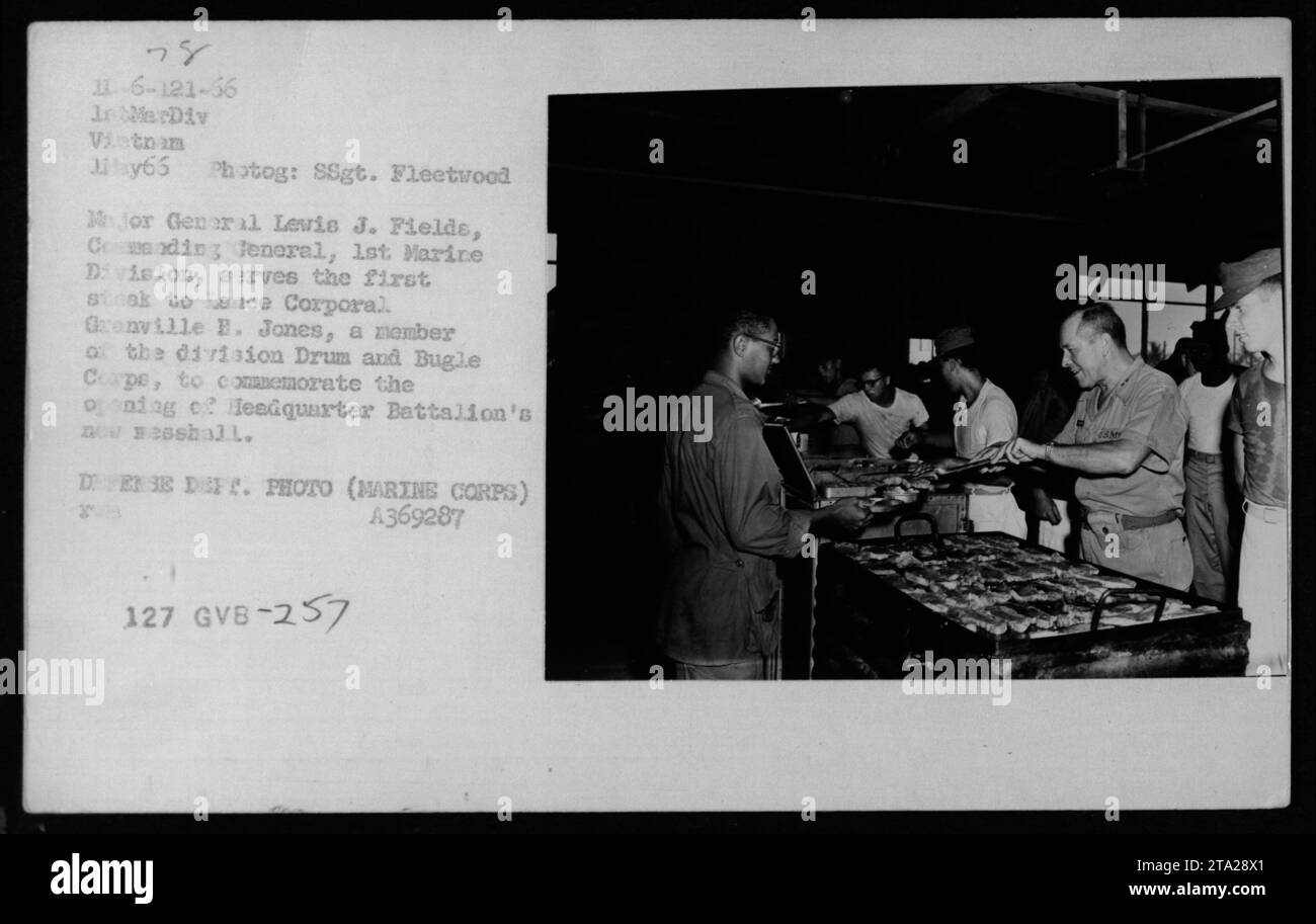 Major General Levis J. Fields, 1. Marine-Division, serviert das erste ...