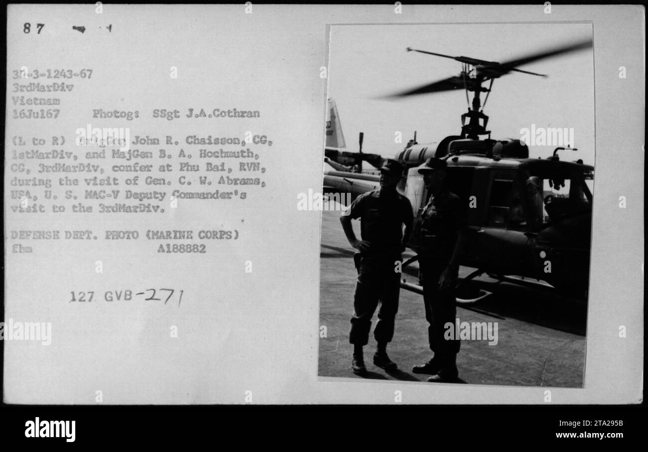 Offiziere und Beamte, darunter Hubert Humphrey, General William ...