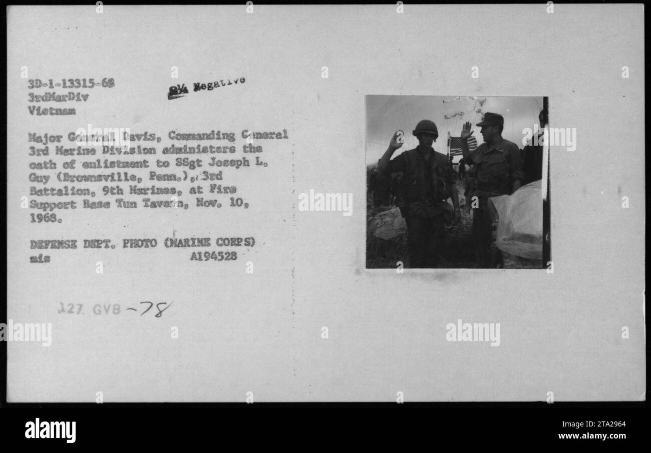 Major General Davis, Commanding General der 3. Marine Division, leistet ...