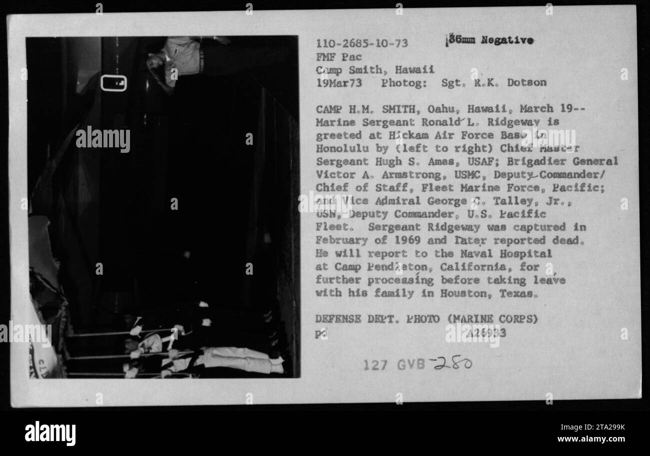 Sergeant Ronald L. Ridgeway wird bei seiner Ankunft auf der Hickam Air ...