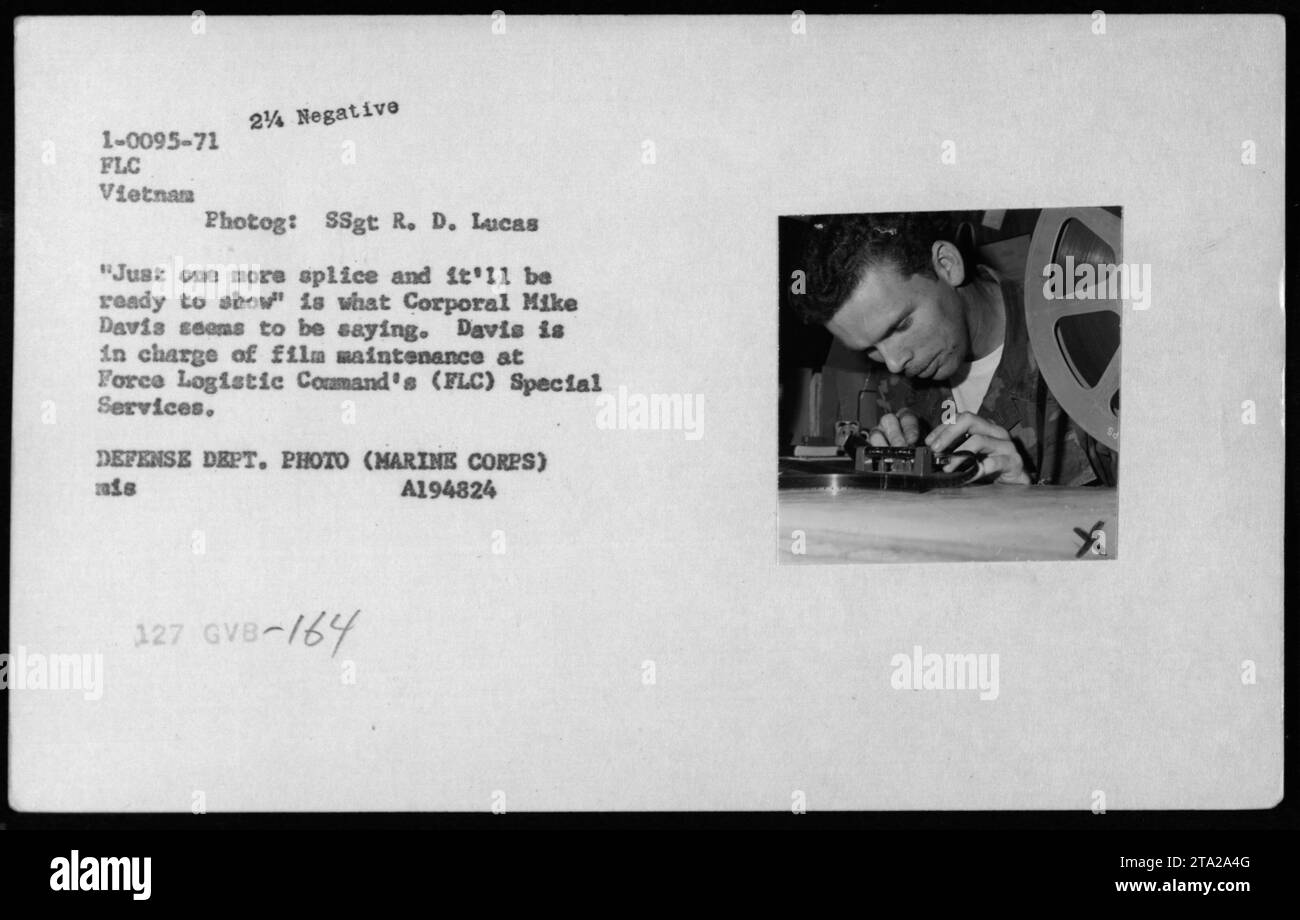 Corporal Mike Davis, verantwortlich für die Filmwartung bei den ...