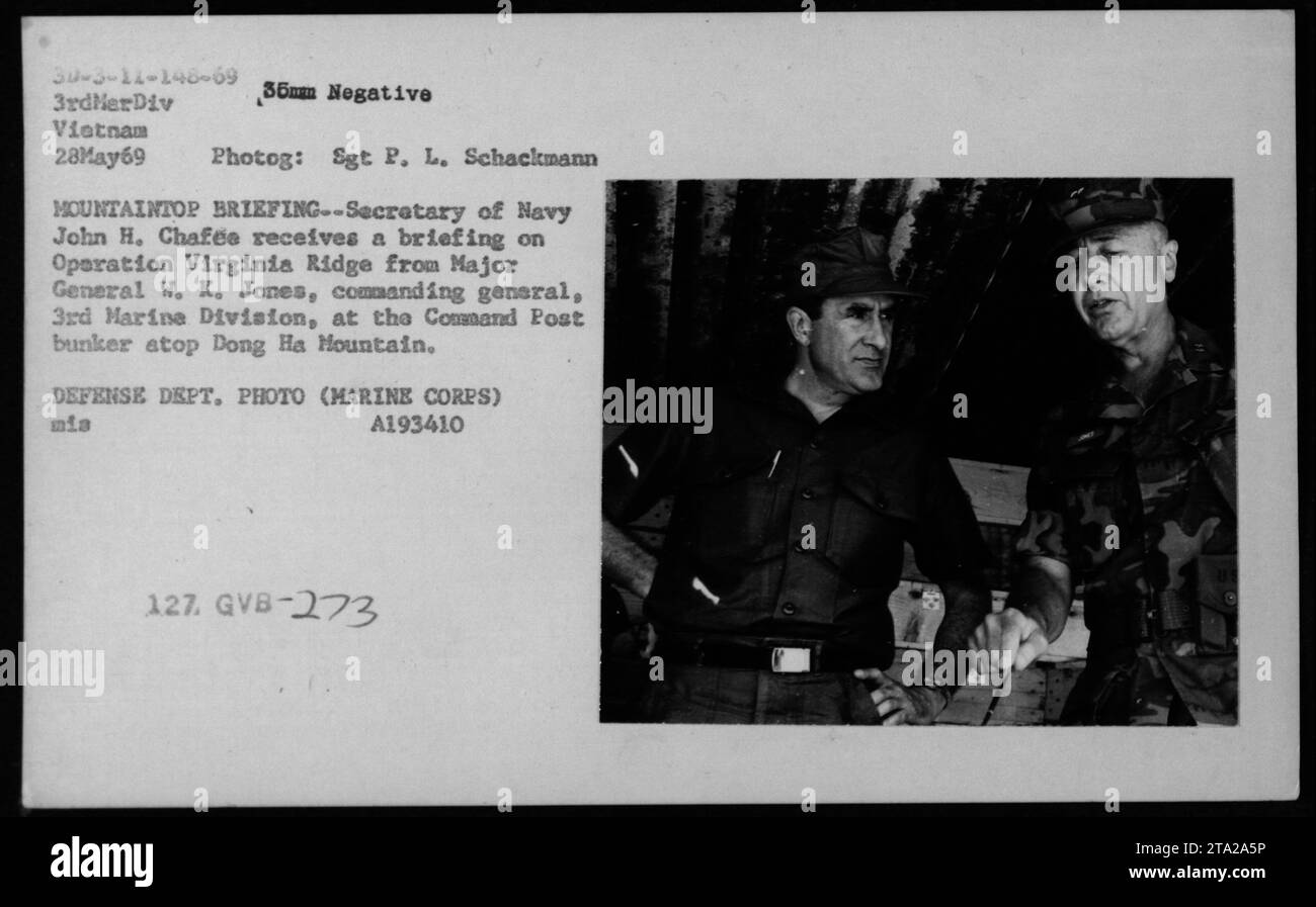 Marineminister John H. Chafee erhielt eine Einweisung über die ...