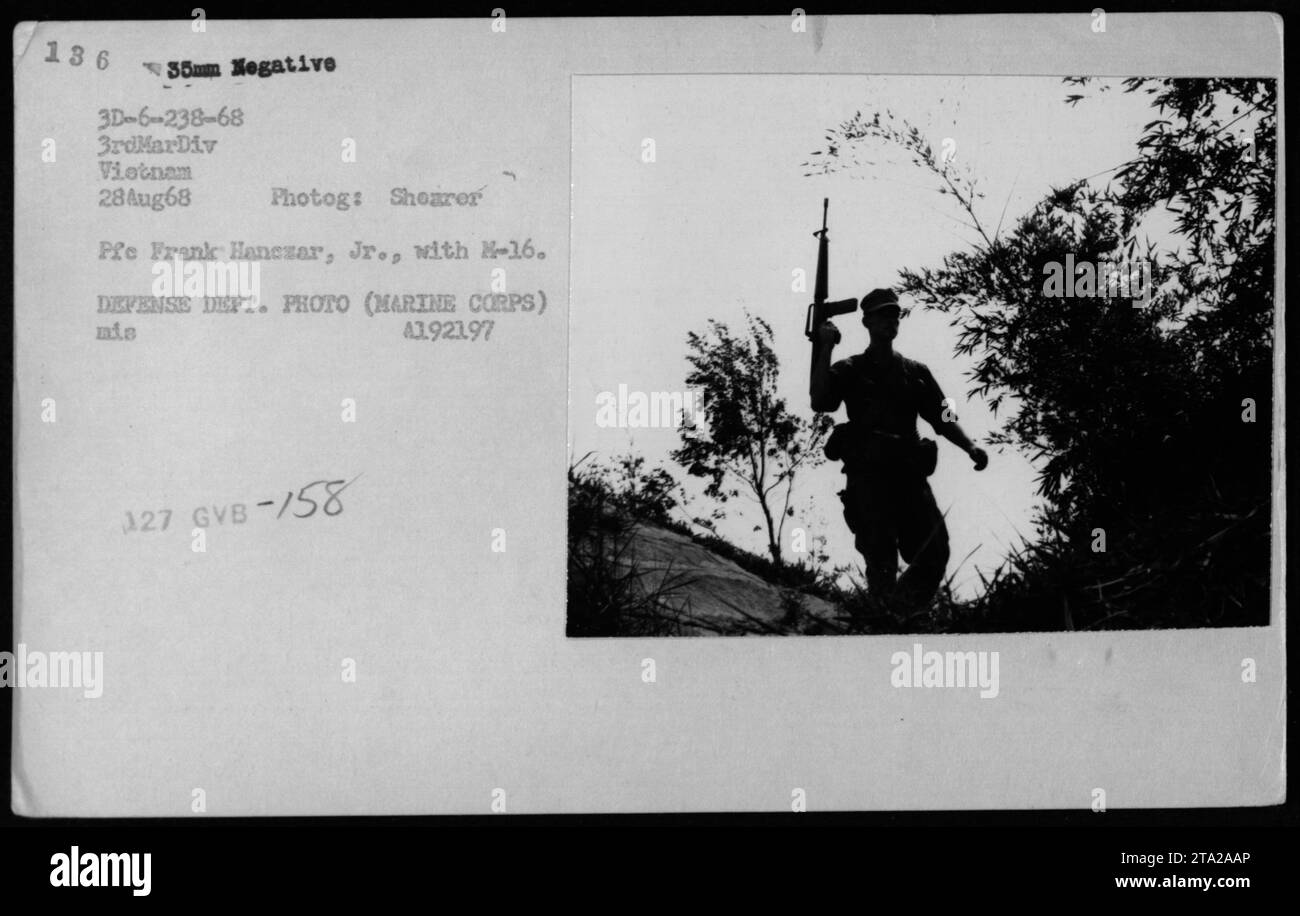 Der Marine Corps-Soldat Frank Hanezar Jr. ist auf diesem Foto zu sehen ...