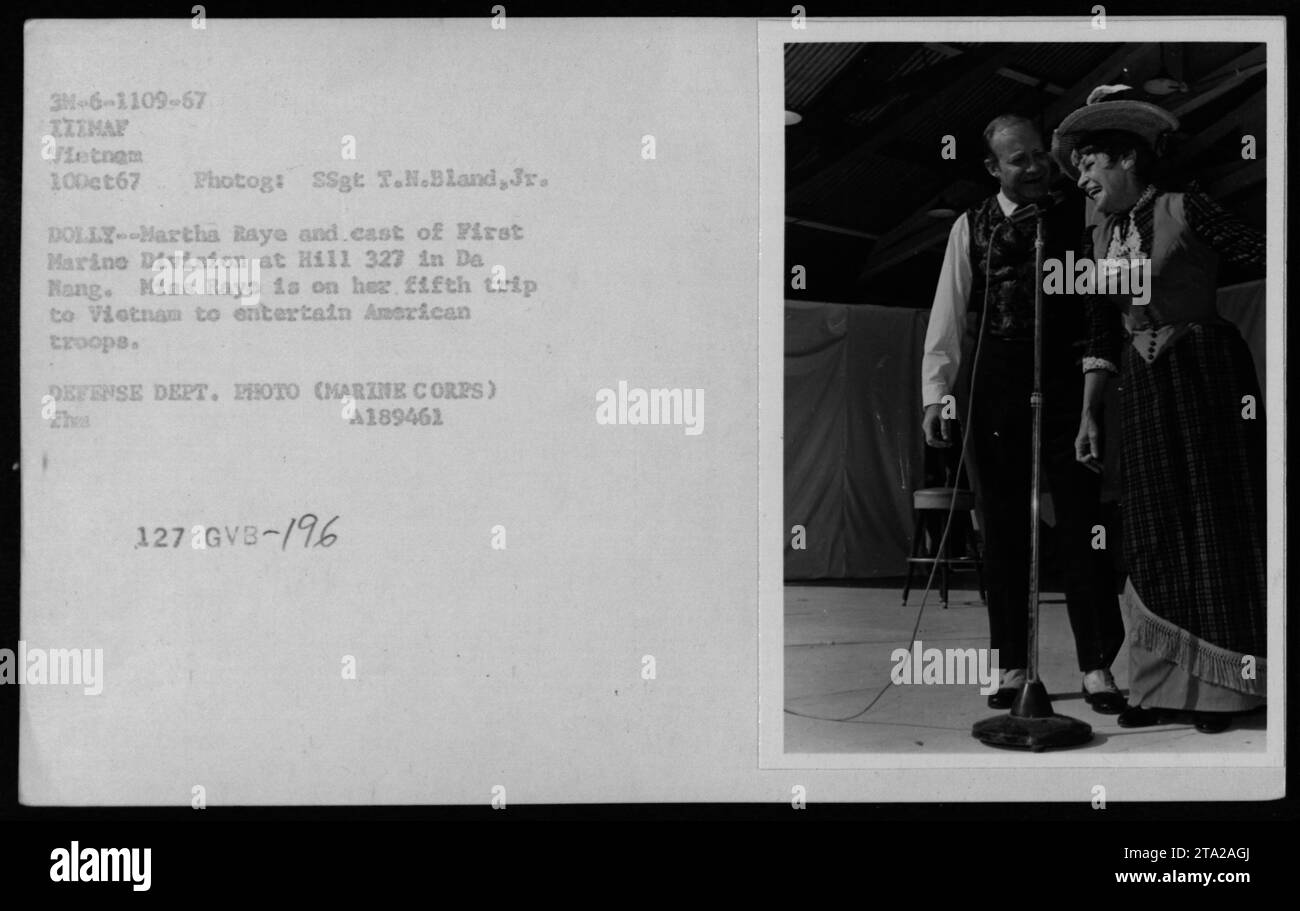 Martha Raye und die Besetzung der First Marine Division unterhalten die ...