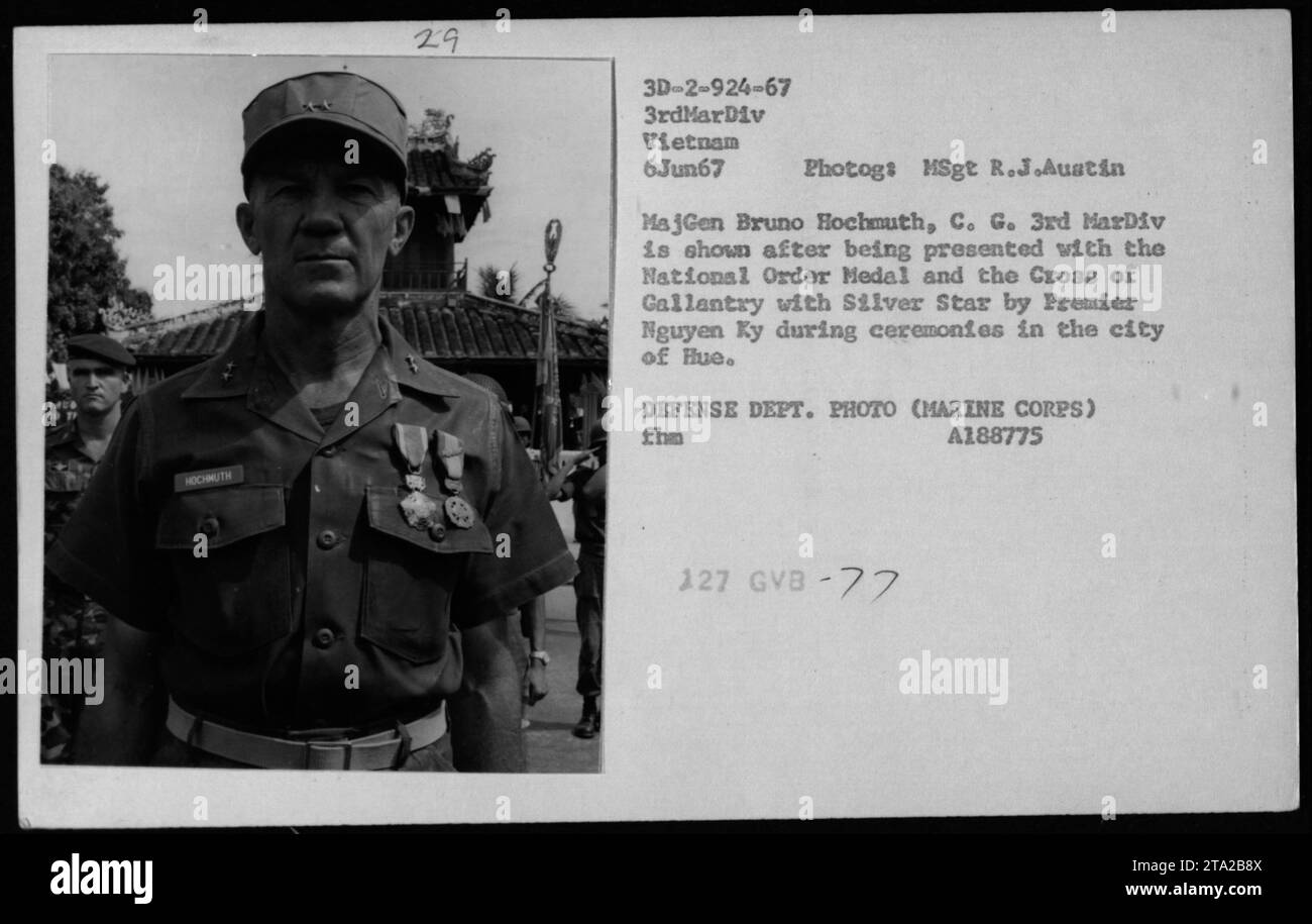 Generalmajor Bruno Hochmuth, Kommandeur der 3. MarDiv in Vietnam, wird ...