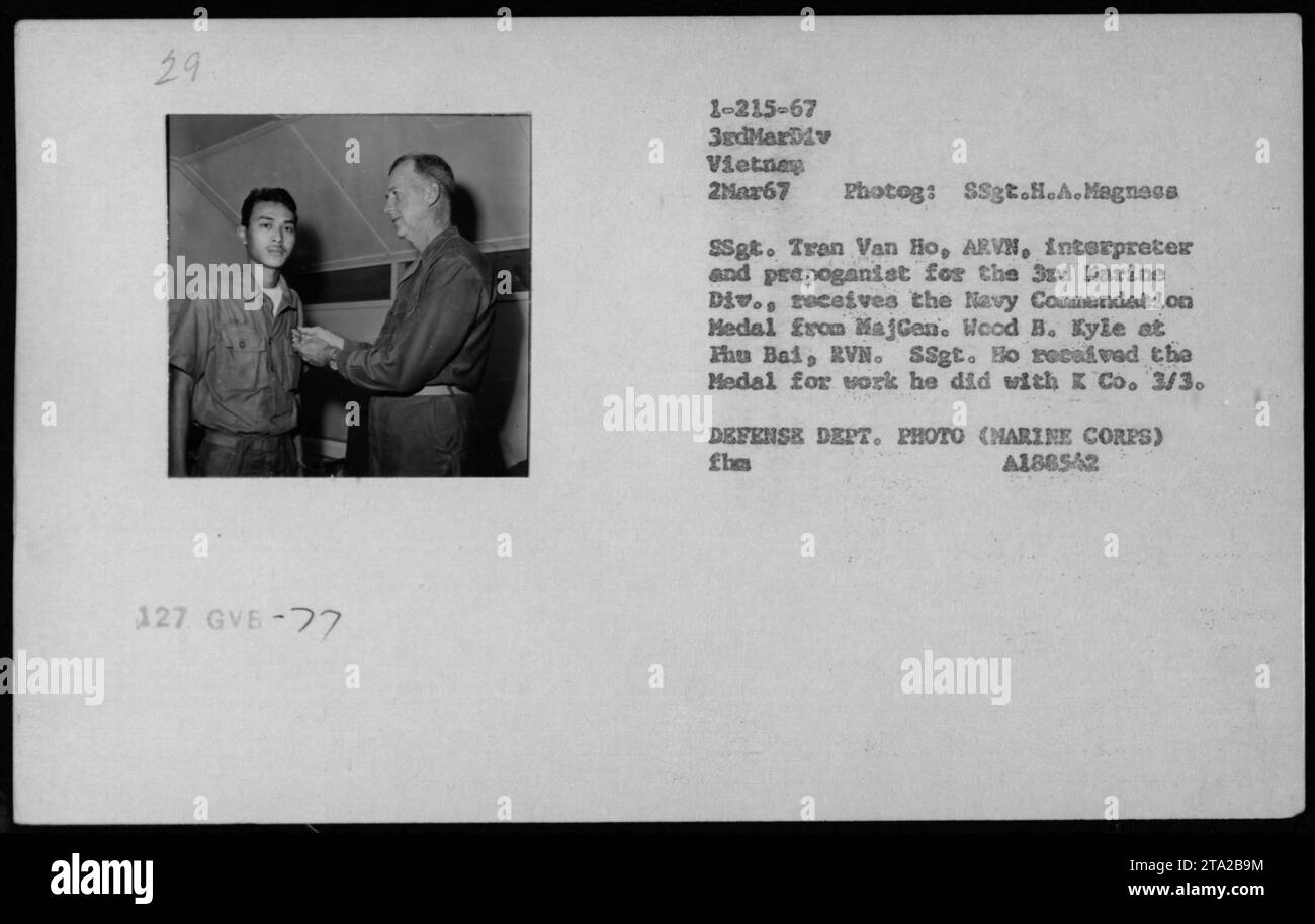 SSgt. Tran Van Ho, ein Dolmetscher und Propagandist der 3. Marine ...